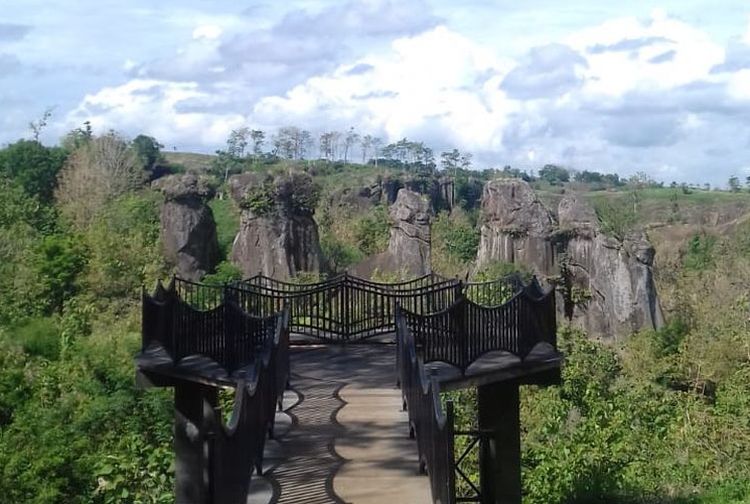Indonesia Ternyata Juga Punya Barisan Batu Raksasa ala Stonehenge di ...