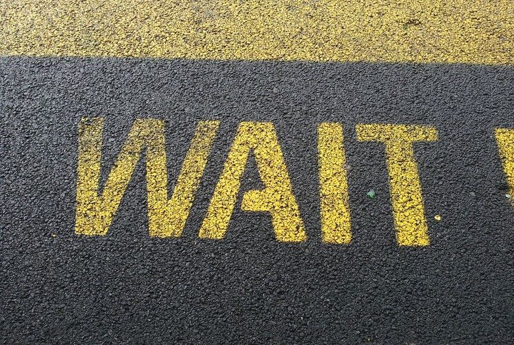 Pengucapan Bahasa Inggris tentang Perbedaan Kosa Kata Wait dan Await ...