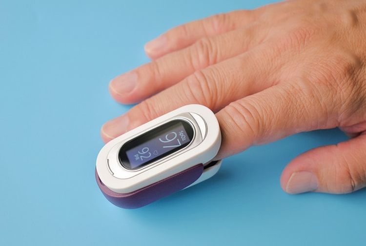Cara Menggunakan dan Membaca Oximeter untuk Mengukur Saturasi Oksigen ...