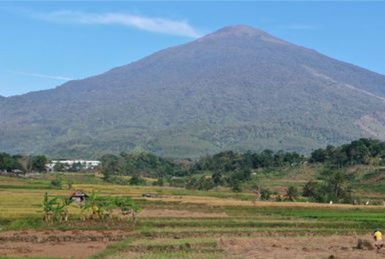Mengenal Gunung Ciremai, Gunung Api Aktif Tertinggi di Jawa Barat - Kids
