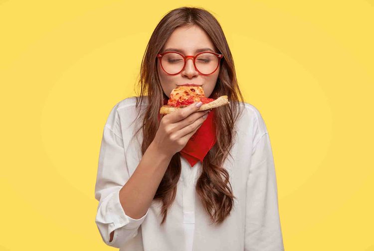 Ditandai Rasa Kantuk Setelah Makan, Ini 5 Cara Mengatasi Food Coma - Kids