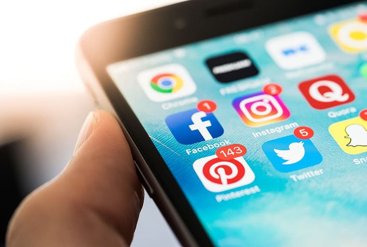 5 Dampak Negatif Media Sosial yang Perlu Diwaspadai, Wajib Hati-Hati - Kids