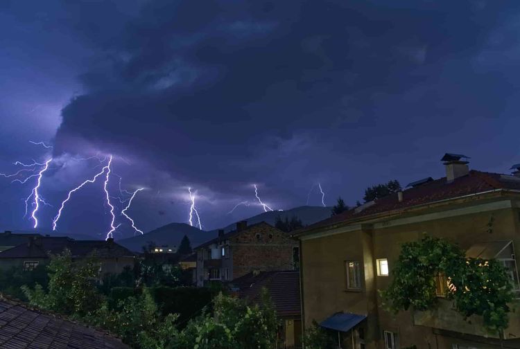 Proses Terjadinya Petir Ketika Turun Hujan, Fisika Kelas 9 SMP - Kids