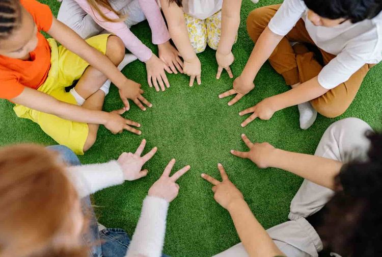 6 Manfaat Bermain Bersama Teman, Salah Satunya Mengatasi Kesepian pada ...