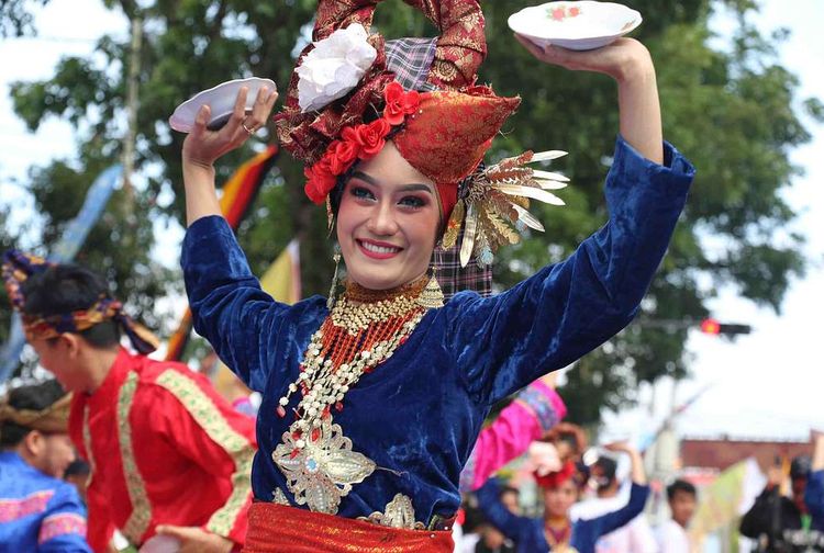 Mengenal Sejarah Tari Piring, Tari Hiburan Rakyat Asal Minangkabau - Kids