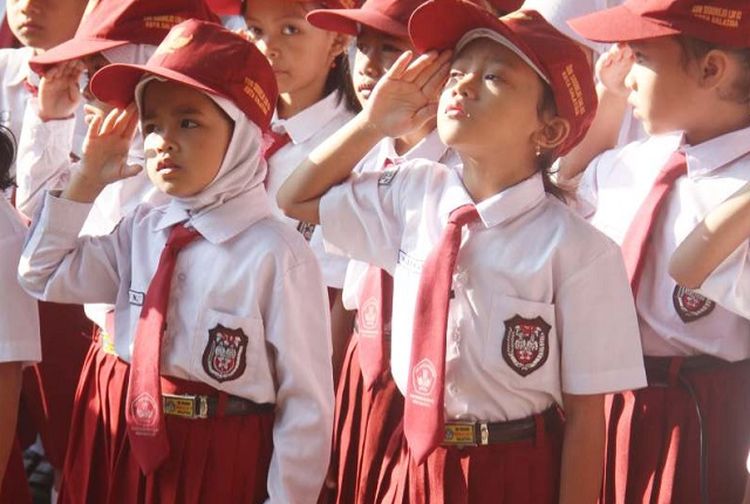 Susunan Upacara 17 Agustus di Sekolah Sesuai SE Kemendibud Ristek - Kids