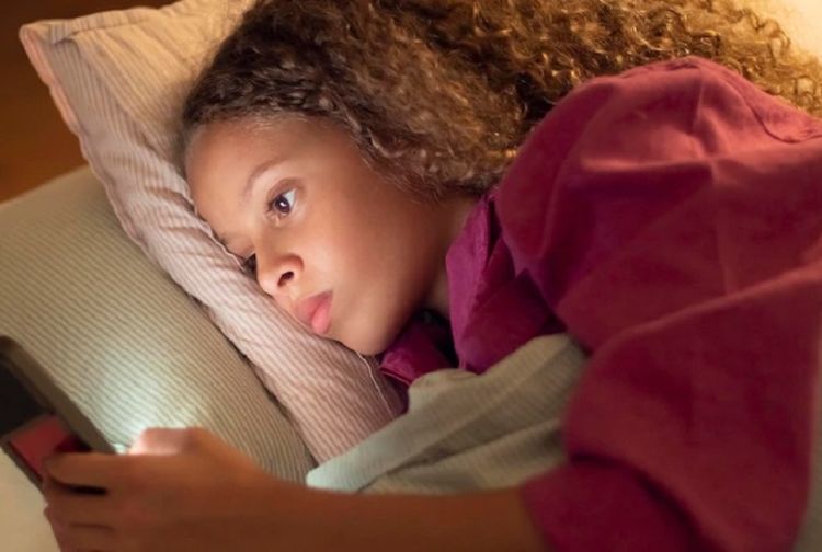 6 Bahaya Main Ponsel Sebelum Tidur, Salah Satunya Sebabkan Kualitas Tidur Terganggu - Semua ...