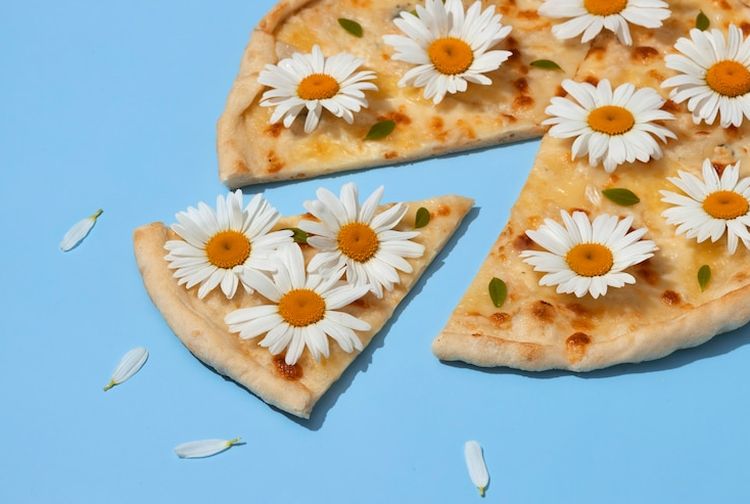 7 Edible Flower yang Biasa Ditambahkan pada Makanan dan Minuman, Salah ...