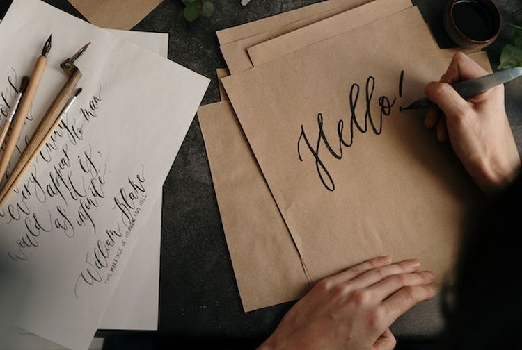 Termasuk Seni Menulis Indah, Ini Perbedaan Hand Lettering dan Kaligrafi ...