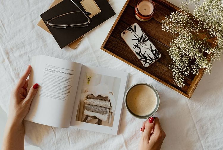 Bahasa Indonesia: 5 Jenis Frasa, Contoh Kalimat, dan Strukturnya - Kids