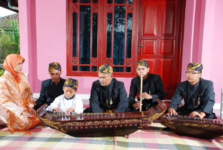 6 Alat Musik Tradisional dari Jawa Barat, Angklung hingga Kecapi - Kids