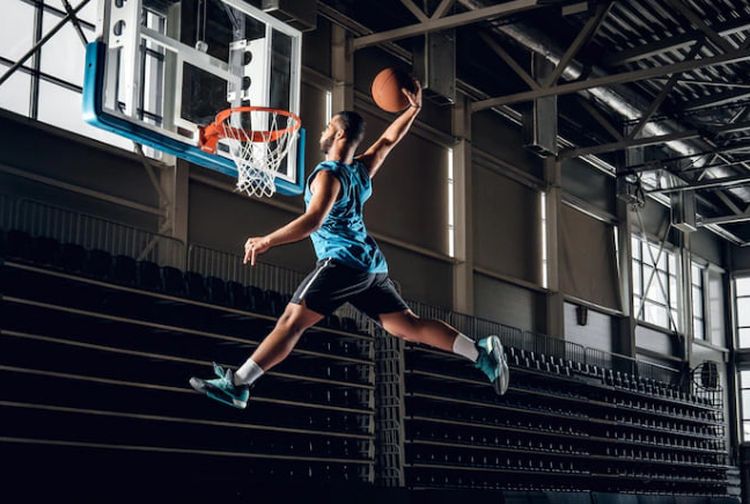 4 Teknik Menembak dalam Permainan Bola Basket, Slam Dunk hingga Lay Out ...