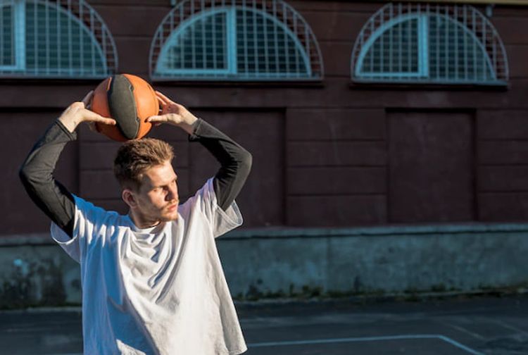 Mengenal 5 Teknik Passing dalam Permainan Bola Basket, Apa Saja? - Kids