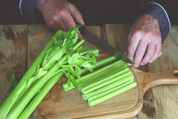 15 Fakta Ilmiah Seledri, Sering Jadi Campuran Makanan hingga Punya ...