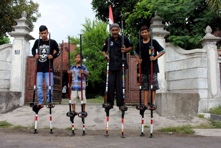 Mengenal Egrang, Permainan Tradisional Khas Indonesia - Kids