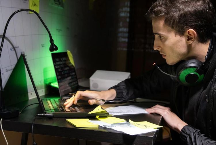 Mengenal Jenis-Jenis Kejahatan di Dunia Maya, Salah Satunya Phising - Kids