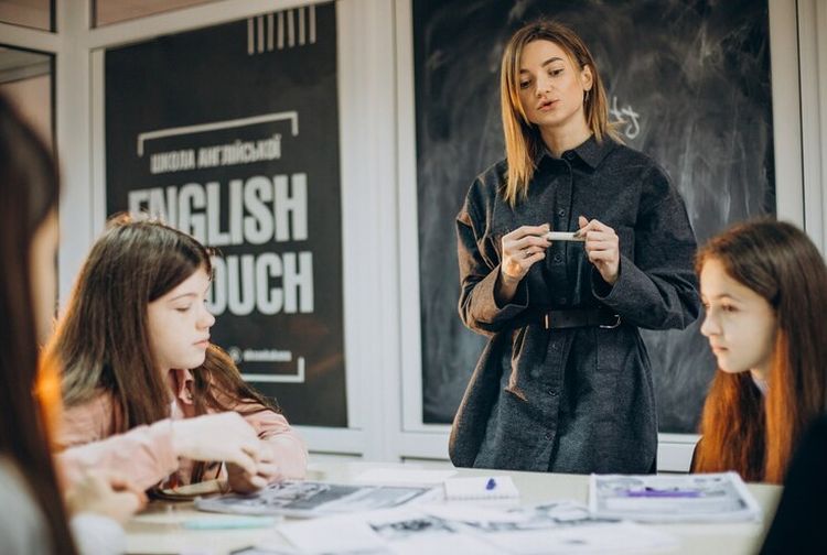 10 Contoh Phrasal Verb dengan Kata 'Over' dalam Bahasa Inggris dan ...