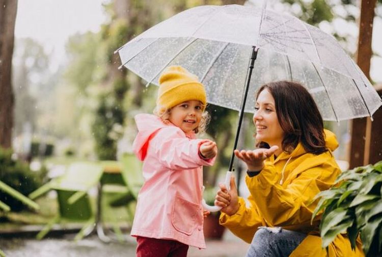 Perlu Dibiasakan, Ini 7 Tips Menjaga Kesehatan di Musim Hujan - Kids