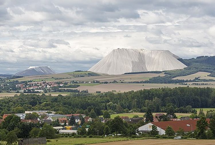 13 Fakta Menarik Monte Kali, Gunung Garam Buatan yang Beratnya Mencapai ...