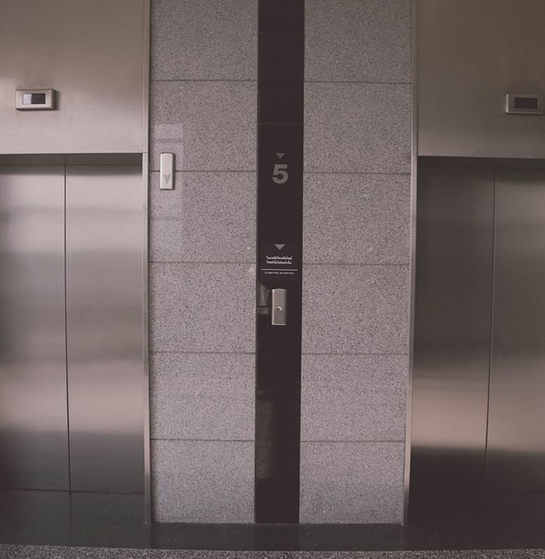 Berita Terkurung Di Dalam Lift Terbaru Hari Ini - Bobo