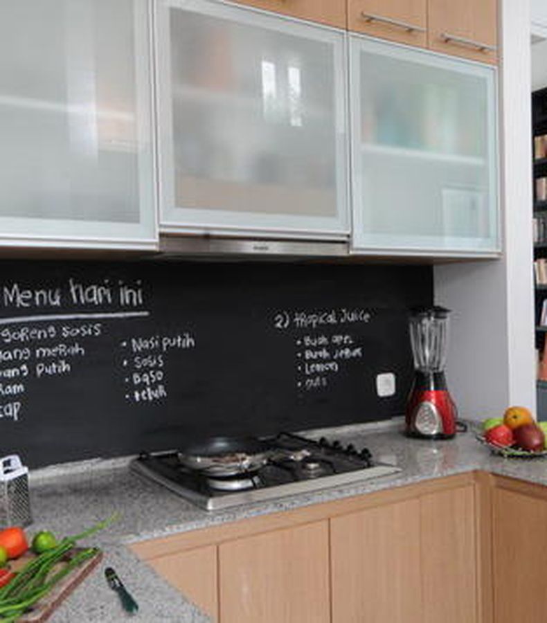 Papan Tulis jadi Back Panel Dapur, Kreatif!