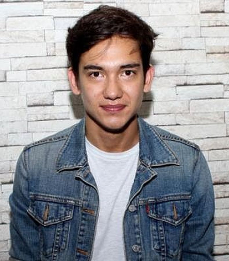 Foto Adipati Dolken Waktu Kecil