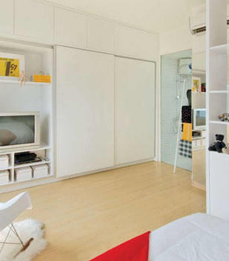 Lapang dan Rapi Si Kamar Tidur Putih