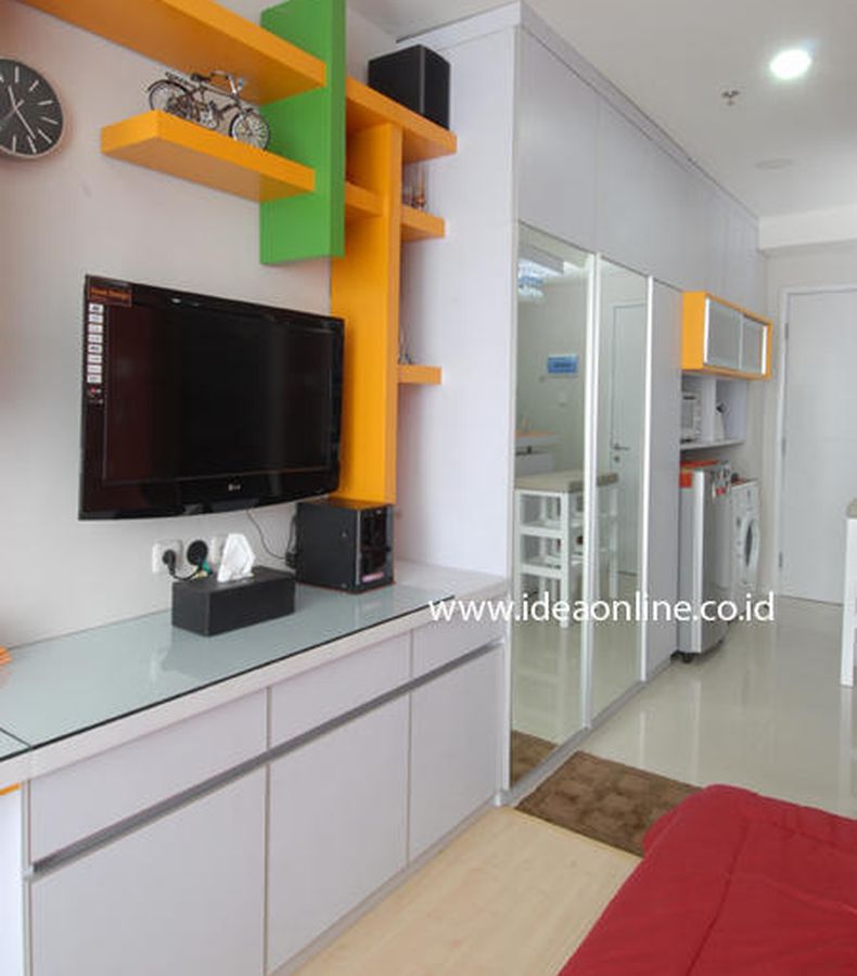 Semburat Kuning dan Hijau di Antara Putih