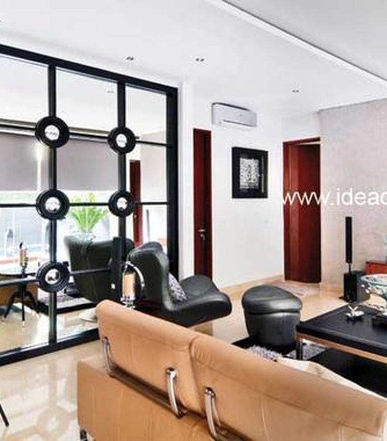 Grid di Dinding Bercermin Percantik Ruang Keluarga