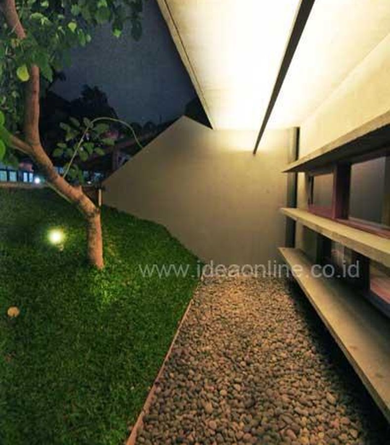 Taman Miring di Belakang Pagar