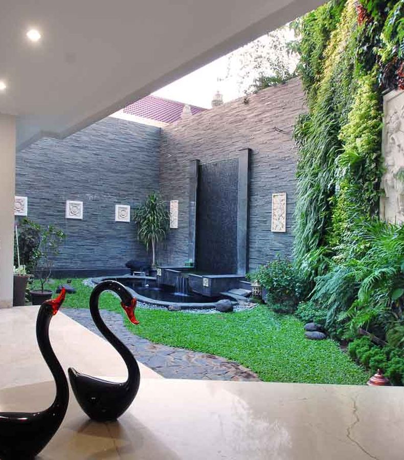 Eksotis dan Tropis di Dinding Beton