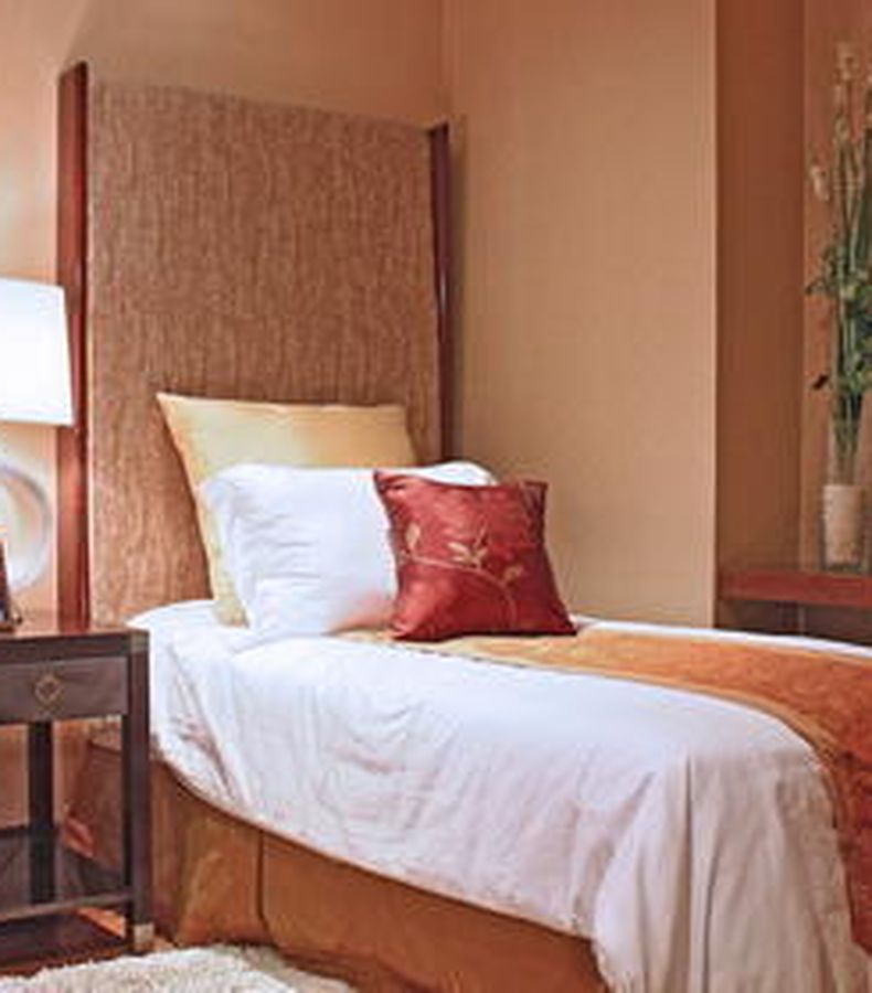 Headboard Tinggi Bikin Bersandar Lebih Nyaman