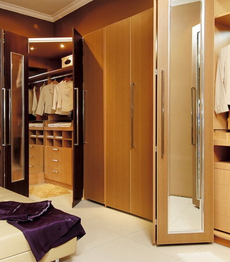 Enaknya Pilih Walk-in Closet, Lemari Built-in, atau Lemari Biasa, ya?