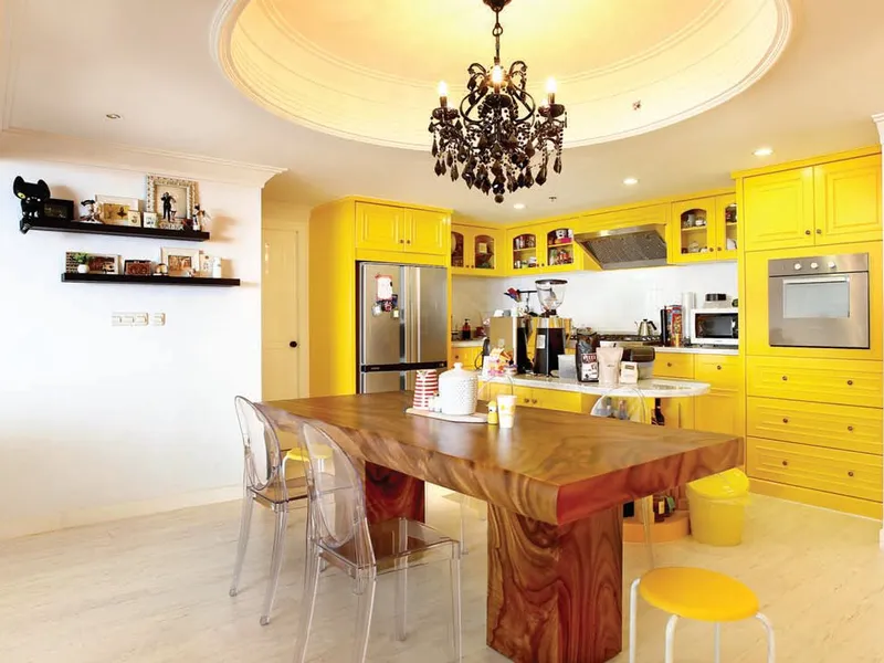 Gonjreng Banget! Tilik Inspirasi Dapur Lucu Warna Kuning dengan Mural