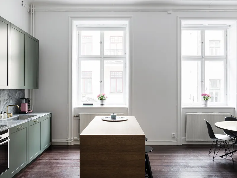 7 Potret Dapur Warna Hijau Sage dengan Paduan Marmer - Page 2