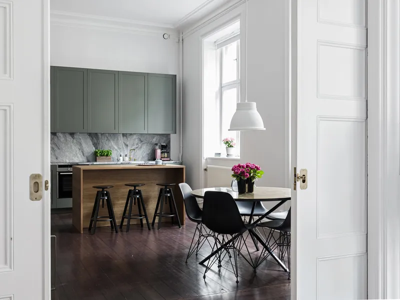 7 Potret Dapur Warna Hijau Sage dengan Paduan Marmer - Page 2