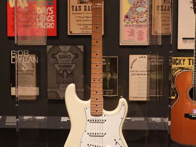 10 Gitar Termahal di Dunia yang Totalnya Melebihi 400 Miliar Rupiah ...