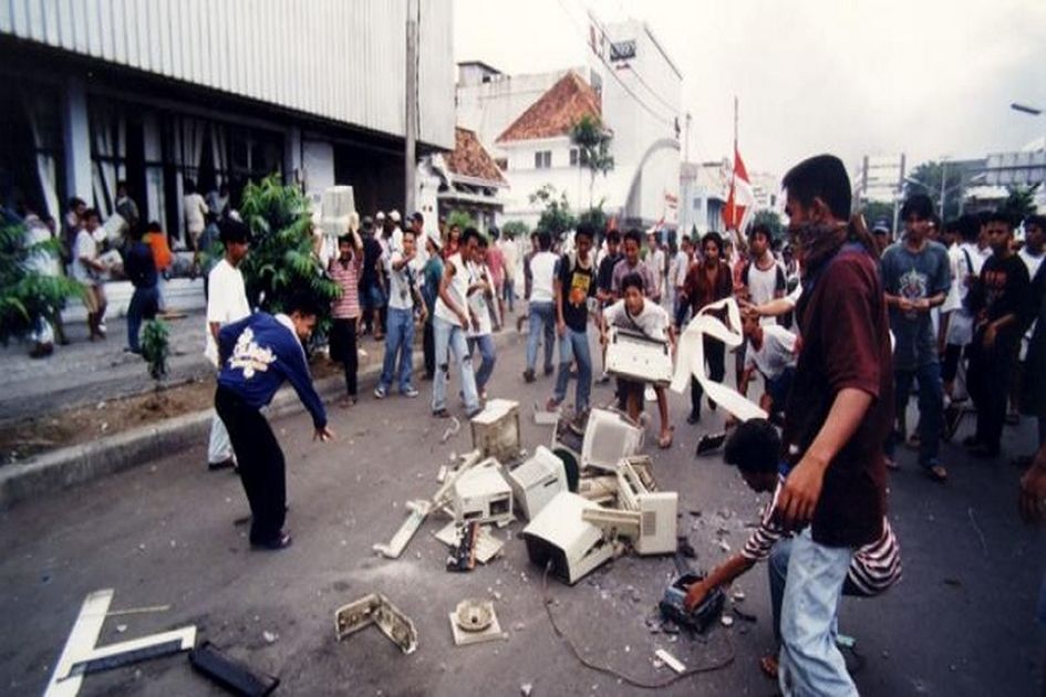 Kisah Pilu Kerusuhan Mei 1998 di Jakarta, Warga Jarah Toko hingga ... Kisah Pilu Kerusuhan Mei 1998 di Jakarta, Warga Jarah Toko hingga ...
