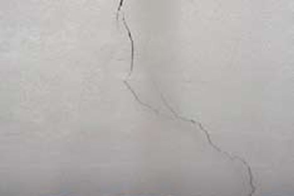 Retak Rambut Picu Jamur dan Bikin Rumah Tak Indah, Atasi dengan Ini!