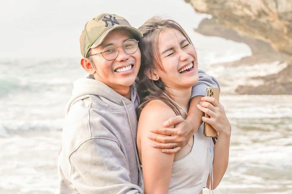 Selama Ini Berusaha Tegar, Asisten Ayu Ting Ting yang Sudah Bekerja 11 ... Selama Ini Berusaha Tegar, Asisten Ayu Ting Ting yang Sudah Bekerja 11 ...