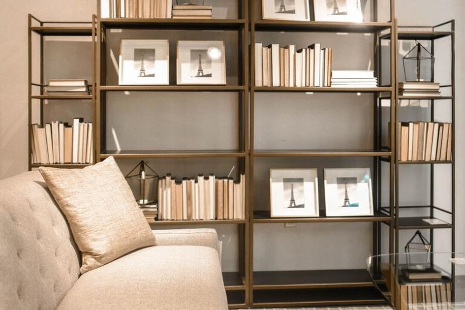 Cara Memaksimalkan Rak Buku untuk Dekorasi hingga Pembatas, 4 Idenya!