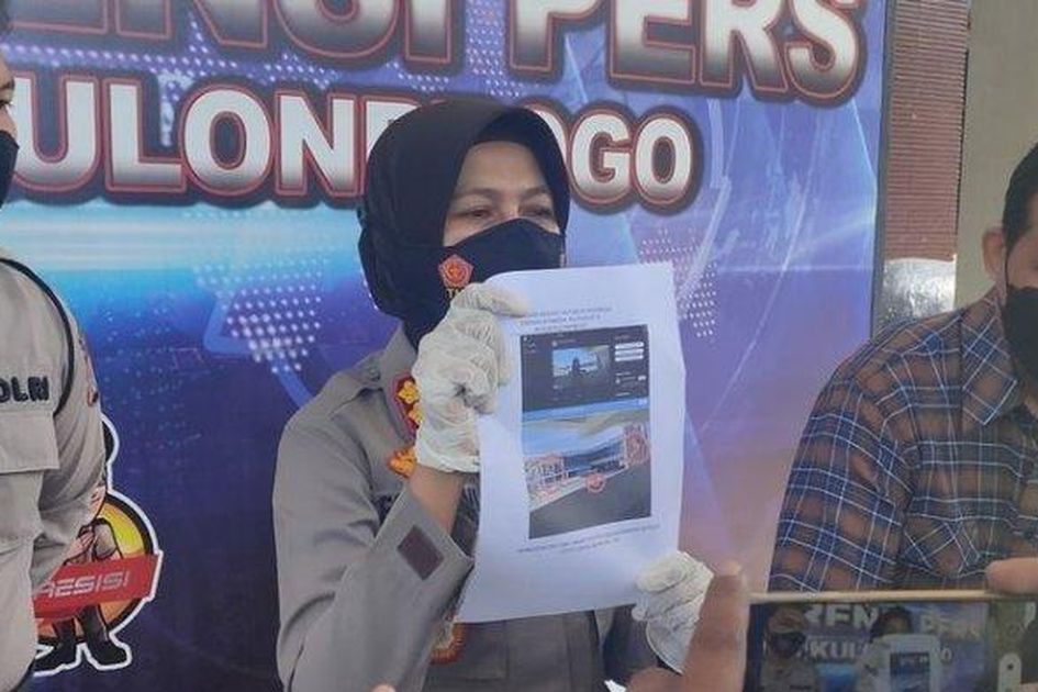 Bak Urat Malunya Sudah Putus, Wanita ini Nekat Buka Baju di Bandara ...