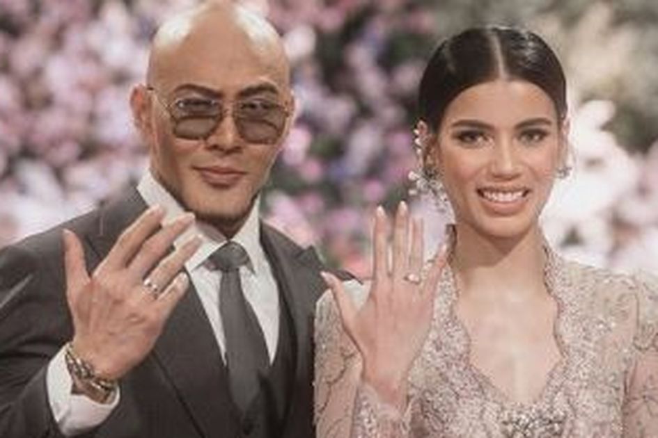 Dibanjiri Bunga Berwarna Ungu Muda, Deddy Corbuzier dan Sabrina ...