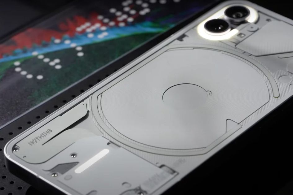 Harga dan Spesifikasi Nothing Phone (1), iPhone 12 Versi Transparan!