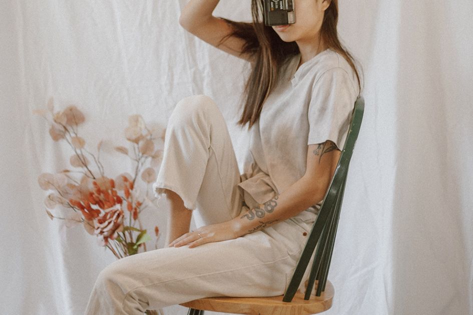 17 Cara Foto Aesthetic Cuma Modal Kursi, Langsung Praktek Aja Deh!