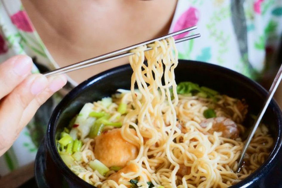 Bahaya Makan Mie Instan saat Lapar di Malam Hari, Benarkah Picu Asam ...