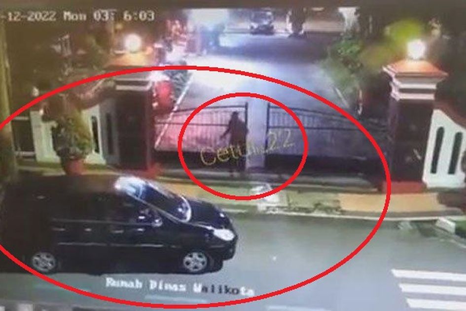 Terekam di Video Viral 56 Detik, Mobil Perampok yang Satroni Rumah ...