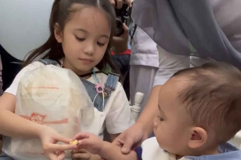 Lihat Foto Rayyanza Alias Cipung Minta Makanan Gempi, Netizen Titip ... Lihat Foto Rayyanza Alias Cipung Minta Makanan Gempi, Netizen Titip ...