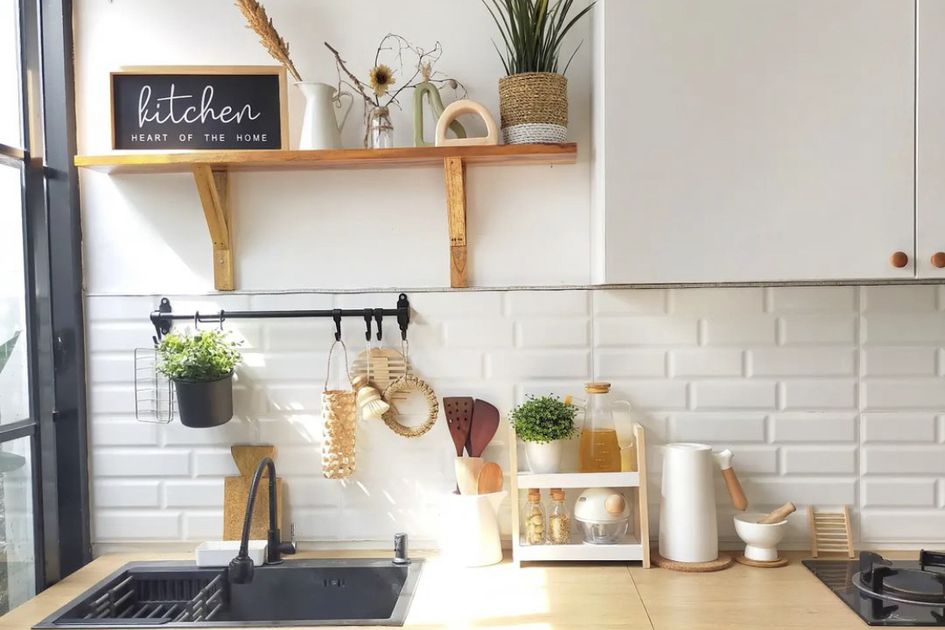 Desain Dapur Mungil Tampil Istimewa, Rak Terbuka Disusun Pakai Cara Berbeda, Potretnya Jadi Gini