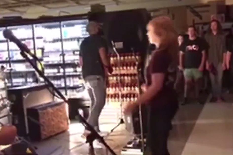 Gokil! 5 Band Hardcore Ini Bikin Gigs Di Dalam Minimarket.